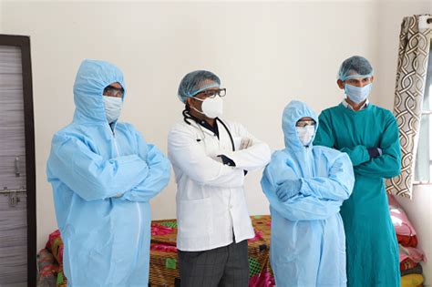 흰 벽 배경에 의료 유니폼과 마스크를 쓴 네 명의 인도 의사의 클로즈업 샷 4 명에 대한 스톡 사진 및 기타 이미지 4 명 간호사 건강 진단 Istock