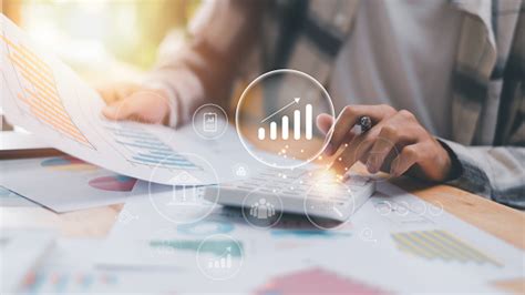 계산기로 회사 재무 문서의 숫자를 계산하는 회계사 회사 재무 데이터 분석 예산 평가 및 검토 계획 재무 및 투자 개념 가격에