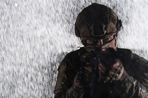 비오는 밤에 위험한 임무를 수행하는 돌격 소총 플레이트 캐리어 및 전투 헬멧을 갖춘 전투 유니폼을 입은 육군 병사 25 29세에 대한 스톡 사진 및 기타 이미지 Istock