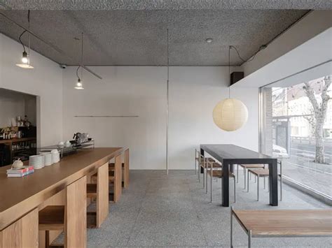 모던 인더스트리얼 내추럴 우드 가구로 포인트를 준 19평 로스터리 카페 인테리어 서대문구 연희동