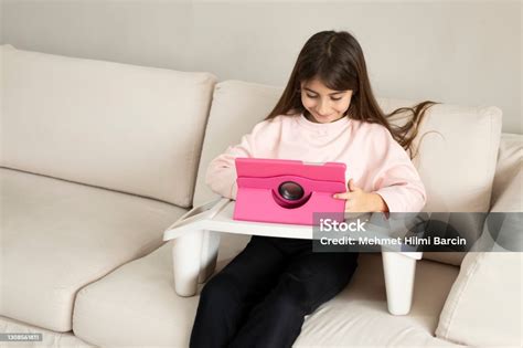 집에서 플라스틱 책상에 디지털 태블릿을 사용하여 Littel 소녀 10 11세에 대한 스톡 사진 및 기타 이미지 10 11세 Brand Name Online