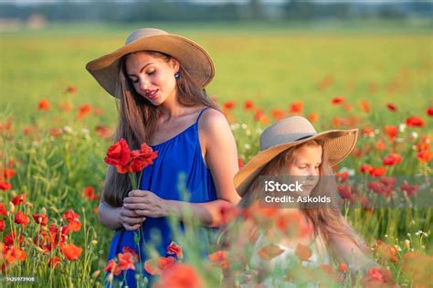 양귀비 밭에서 밀짚 모자를 쓴 소녀가있는 아름다운 젊은 여성 자연에서 즐거운 행복한 가족 2명에 대한 스톡 사진 및 기타 이미지 2명 가족 귀여운 Istock