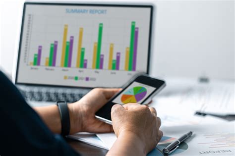 노트북의 비즈니스 데이터 분석 성공적인 계획 및 전략을 위한 재무 차트 그래프 보고서 전문 직장 전략적 의사 결정을 위한 비즈니스 데이터 차트 그래프 분석 개념에 대한 스톡