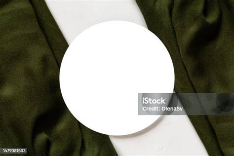 빈 인사말 카드 초대장 및 봉투 모형 마른 꽃과 가지로 만든 최소한의 꽃 프레임 플랫 레이 평면도 해피 어머니의 날 생일 결혼식 구성 녹색 린넨 원단 0명에 대한 스톡 사진