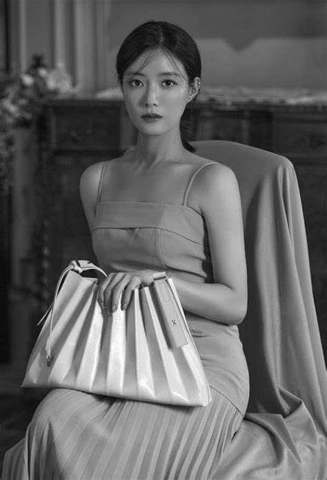 연재 스포츠서울 `★화보` `광고주 칭찬해` 이세영 쇄골까지 기품 넘치는 광고컷 ★화보 Zum 뉴스