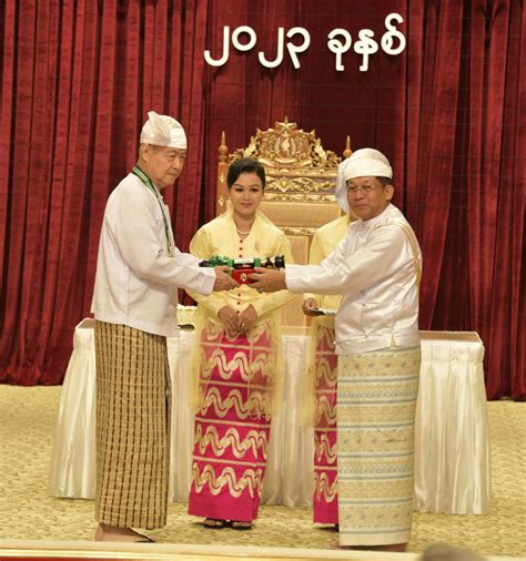 နိုင်ငံတော်စီမံအုပ်ချုပ်ရေးကောင်စီဥက္ကဋ္ဌ နိုင်ငံတော်ဝန်ကြီးချုပ် ဗိုလ