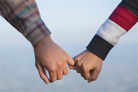 사랑에 행복 한 커플입니다 남자와 여자는 산에 관광객입니다 해피 발렌타인 데이 하루 2명에 대한 스톡 사진 및 기타 이미지 2명 가족 남성 Istock