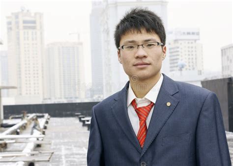 Asiatischer Junger Mann In Der Klage Mit Gleichheit Stockbild Bild