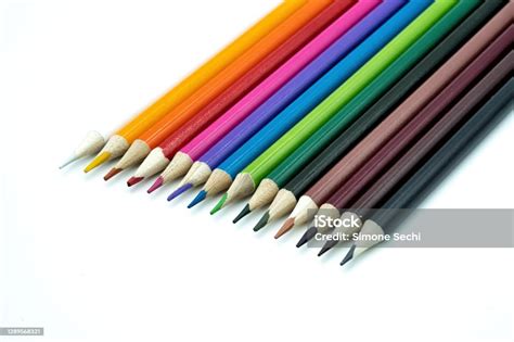 흰색 배경에 고립 된 여러 가지 빛깔의 연필 그룹 무지개 배열에 다양한 학교 용품의 무리 다시 학교와 창의력 개념으로 0명에 대한 스톡 사진 및 기타 이미지 Istock