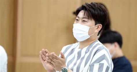 포토 김호중 어르신들을 위해 박수