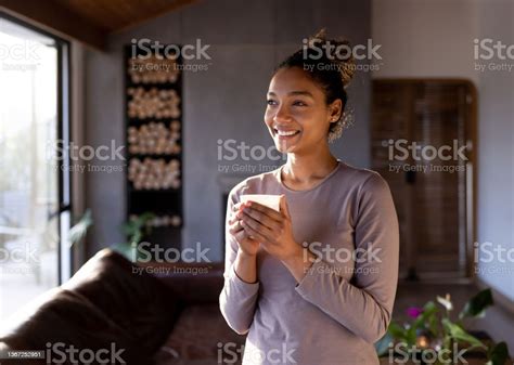 행복한 여자 에 집 워밍업 올라 그녀의 손 와 함께 커피 한 잔 마시기에 대한 스톡 사진 및 기타 이미지 마시기 여자 가정 생활 Istock