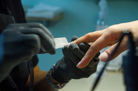 현대 미용실에서 하드웨어 매니큐어 손톱의 준비를 위한 절차 건강한 생활방식에 대한 스톡 사진 및 기타 이미지 건강한 생활방식 긴 매니큐어 세트 Istock