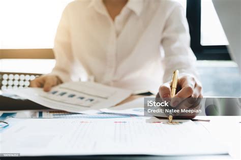 비즈니스 사람 투자 컨설턴트 회사 연례 재정 보고서 대차 대조표 문을 작업 분석 그래프 문서 비즈니스 시장 사무실 세금의 개념