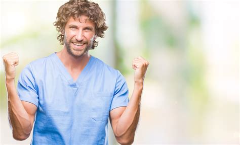 격리 된 배경 축 하에 잘생긴 히스패닉 외과 의사 남자 놀라게 무기 제기와 성공을 위한 깜짝 놀라게 고 눈을 엽니다 우승자