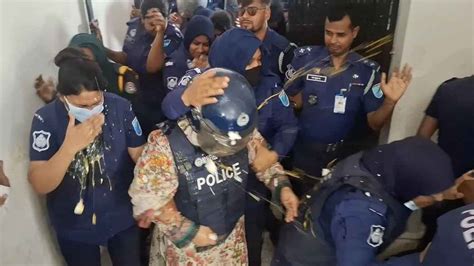 আদালত চত্বরে মমতাজকে পঁচা ডিম আর জুতা নিক্ষেপ