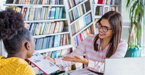 회의에서 문서와 아이디어를 논의하는 비즈니스 파트너의 이미지입니다 사무실에서 함께 일하는 비즈니스 프로젝트 팀 아이디어 발표 계획 분석 사진 Unsplash의