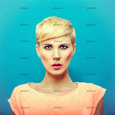 عکس خانم با آرایش و مدل مو کوتاه در پس زمینه آبی عکس با کیفیت و تصاویر استوک حرفه ای