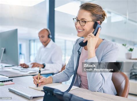 콜센터 운영자 마케팅 에이전트 및 영업 컨설턴트 네트워킹 전화 통화 및 컨설팅 친절한 비서 비즈니스 여성 및 지원 헬프 데스크