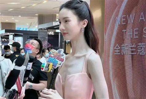 周冬雨个人资料多高多重（女明星别再瘦了，体重44kg的周冬雨，在路人镜头下是真不好看） 人物集