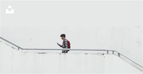 빨간 배낭을 메고 계단에 있는 남자 사진 Unsplash의 무료 남자 이미지