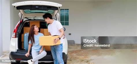 행복한 아이산 부부는 카드 보드 상자를 새 집으로 함께 옮기는 데 도움을줍니다 움직이는 날 상자에 대한 스톡 사진 및 기타 이미지 Istock