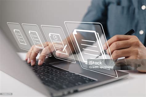 종이없는 직장 전자 서명 및 문서 관리를위한 아이디어 사업가는 스타일러스 펜을 사용하여 가상 노트북의 화면에 표시되는 전자 문서에 서명합니다 전자 서명에 대한 스톡 사진 및