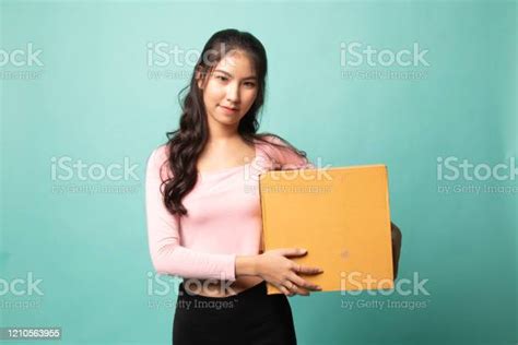 배달 재배치 및 포장 을 풀다 골판지 상자를 들고 젊은 아시아 여성 20 29세에 대한 스톡 사진 및 기타 이미지 20 29세 귀여운 나름 Istock