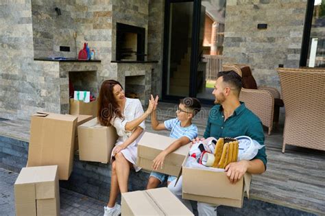 Belle Mère Donne Cinq Hauts à Son Fils Adolescent Image stock Image du confortable amical