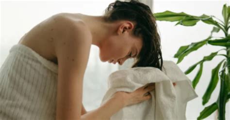 Прибрах се у дома и заварих детегледачката с мокра коса а съпругът ми