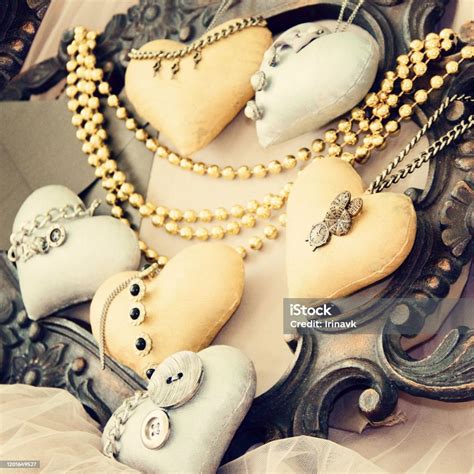 발렌타인 데이에 대한 마음과 빈티지 배경입니다 Handmade 사진 0명에 대한 스톡 사진 및 기타 이미지 0명 금 금속 금속 Istock