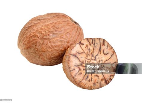 육 두 구 향기로운 육 두 구 또는 True 육 두 구 전체 너트 그리고 절반입니다 흰색 배경에 고립 갈색에 대한 스톡 사진 및 기타 이미지 Istock