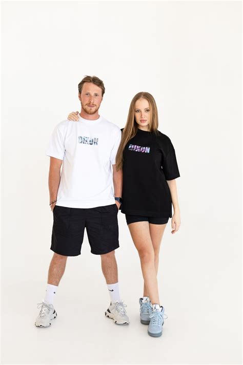 Парень и девушка в футболках от Dixon Wear Фотосессия в студии
