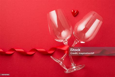 발렌타인 데이 장식 레드 곱슬 리본과 카피 스페이스와 고립 된 빨간 배경에 두 개의 와인 잔 사이의 작은 마음의 최고 보기 사진 0명에 대한 스톡 사진 및 기타 이미지