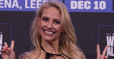 Ebanie Bridges Jokes Shell Need New Clothes For Weigh In If She Fights