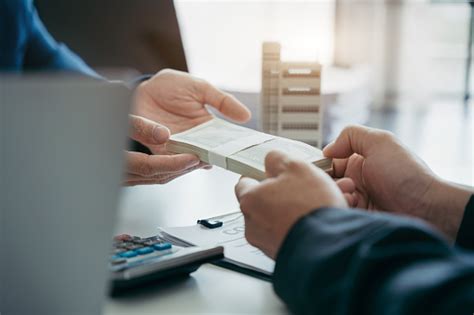 비즈니스 동료 팀은 회계 재무의 새로운 프로젝트 아이디어 발표 및 금융 비즈니스 투자의 전략 계획을 수립하고 분석합니다 2명에 대한 스톡 사진 및 기타 이미지 Istock