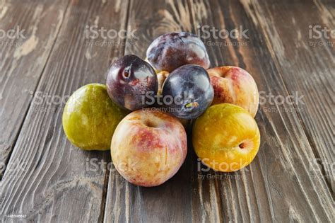 나무 배경에 세 가지 색상의 신선한 익은 자두 전체와 절반 0명에 대한 스톡 사진 및 기타 이미지 0명 3가지 개체 개체 그룹 Istock