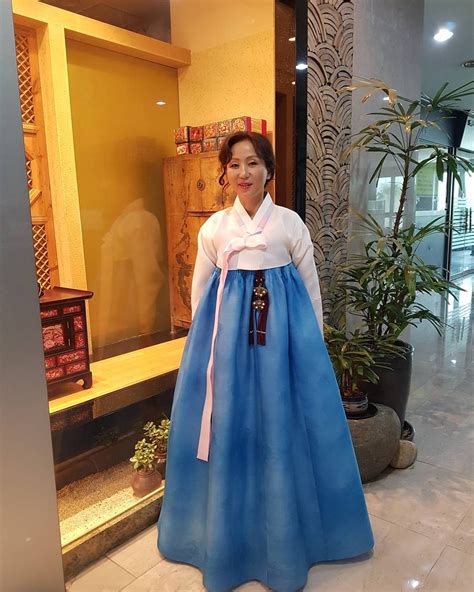 초동안 신랑어머니 누나인줄 알았어요 아름다우십니다😆 혼주한복 신부한복 결혼 결혼식 커플한복 결혼한복 혼수 웨딩촬영 웨딩한복 조옥란 한복 한복드레스