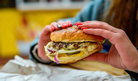 길거리 카페에서 먹기 전에 신선한 햄버거를 들고있는 여자의 손 거리에 대한 스톡 사진 및 기타 이미지 거리 건강에 좋지