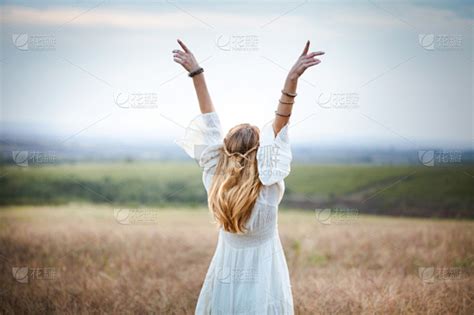 草地 柔和色 波西米亚风 背面视角 金色头发 高举手臂 2016 女人 嬉皮士