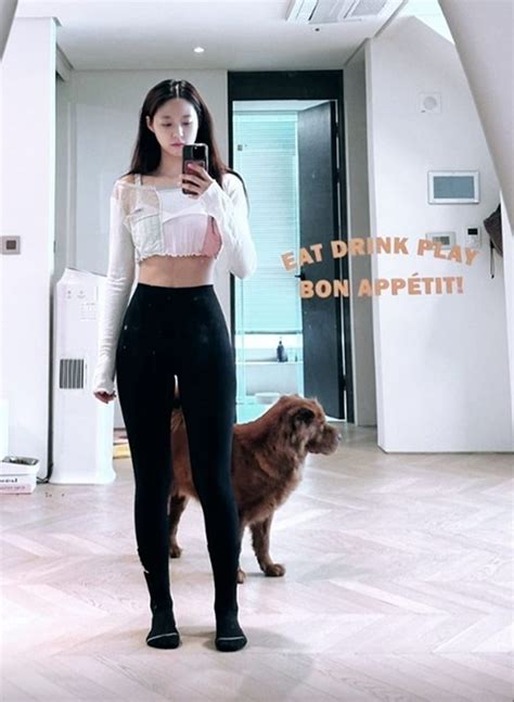 ★설현 거울 셀카로 전한 근황…환상적인 허리 골반 라인