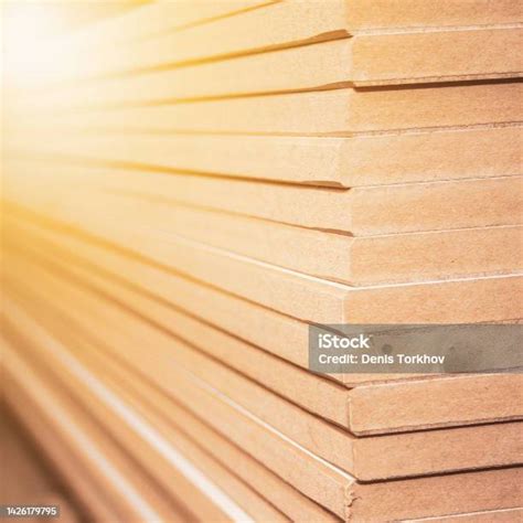 캐비닛 샵에 깔끔하게 쌓인 Mdf 패널 스택 보케 효과로 배경이 흐려졌습니다 가구에 대한 스톡 사진 및 기타 이미지 가구