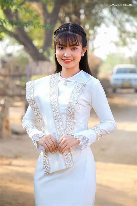 ရိုက်ကွင်းပေါ်မှာ အားရပါးရကခုန်ရယ်မောရင်း အတွဲညီညီသရုပ်ဆောင်ကာပျော်ရွှင