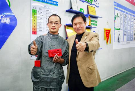 年初一协鑫集团董事长朱共山向一线奋斗者派送新春大礼包 新华网