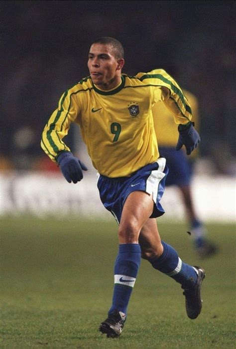 Ronaldo R9 Wallpapers Top Free Ronaldo R9 Backgrounds Wallpaperaccess