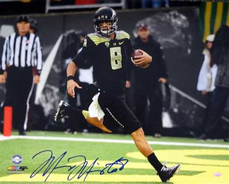 Marcus Mariota Autographed 16x20 Photo Oregon Ducks Black