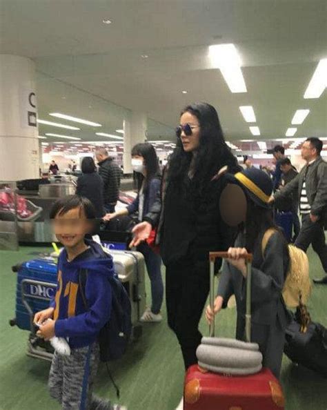 王菲帶著小女兒李嫣現身機場 每日頭條