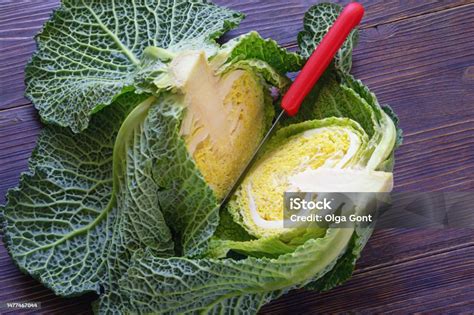 녹색 채소 어두운 소박한 테이블에 칼로 반으로 자르는 사보이 양배추 머리 0명에 대한 스톡 사진 및 기타 이미지 0명 건강한 식생활 날것 Istock