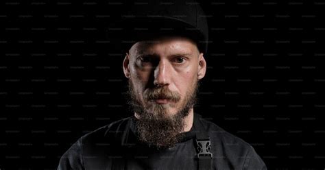 그릇에 갓 만든 음식이 담긴 접시를 들고 있는 잔인한 남성 요리사의 초상화 사진 Unsplash의 러시아 이미지