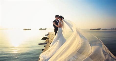 Дивовижне походження білого весільного плаття яка королева зробила його модним Infobae