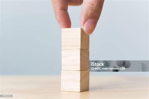 손으로 나무 테이블 위에 쌓아 나무 블록을 배열 성장 성공 프로세스를 위한 비즈니스 개념 개념에 대한 스톡 사진 및 기타 이미지 개념 개발 개성 개념 Istock